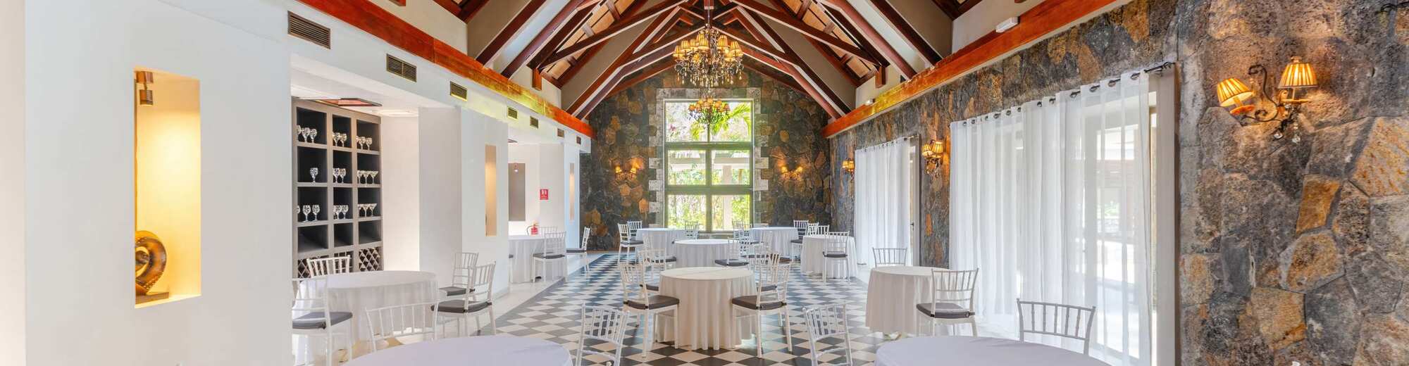 Savor Italian dishes at La Tavola in Belle Mare | Radisson Hotels