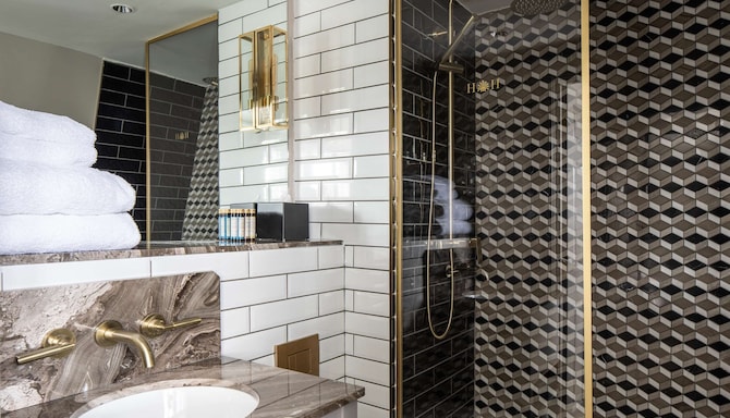 Enjoy a convenient stay at our central hotel in Bath, UK | Radisson Hotels