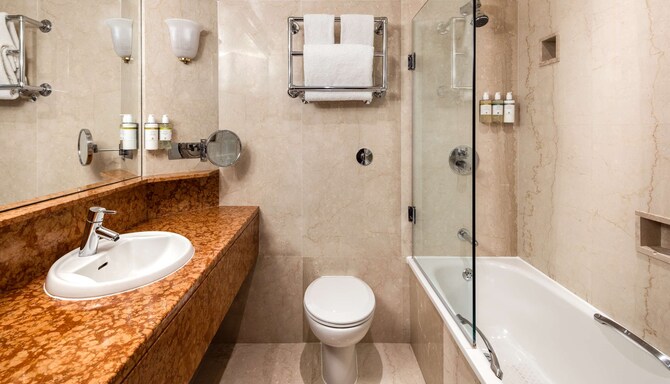 Heathrow hotel rooms | Radisson Blu Heathrow Hotel & Conference Centre ...