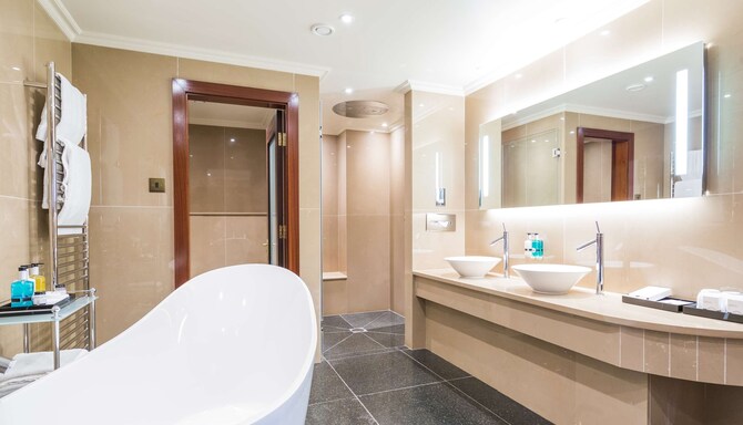 Heathrow hotel rooms | Radisson Blu Heathrow Hotel & Conference Centre ...