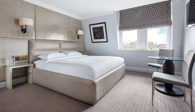 Book 4* Radisson Blu Edwardian Mercer Street Hotel, London in Covent Garden