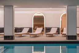 Geniet van een verkwikkende spa-ervaring met uitzicht op de zee in ...