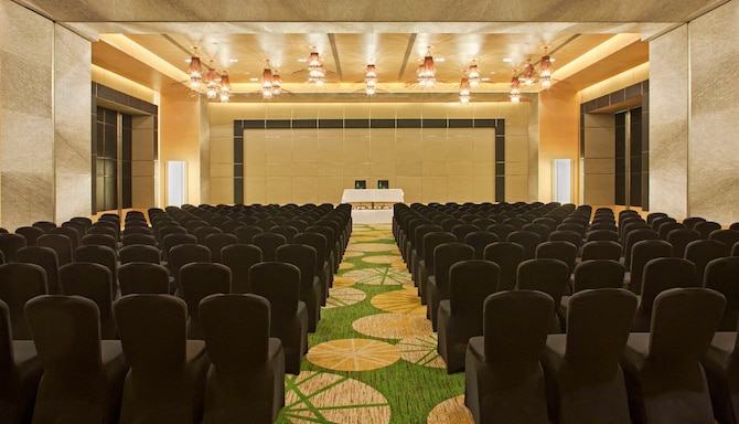 Book ATQ Airport Hotels | Radisson Blu