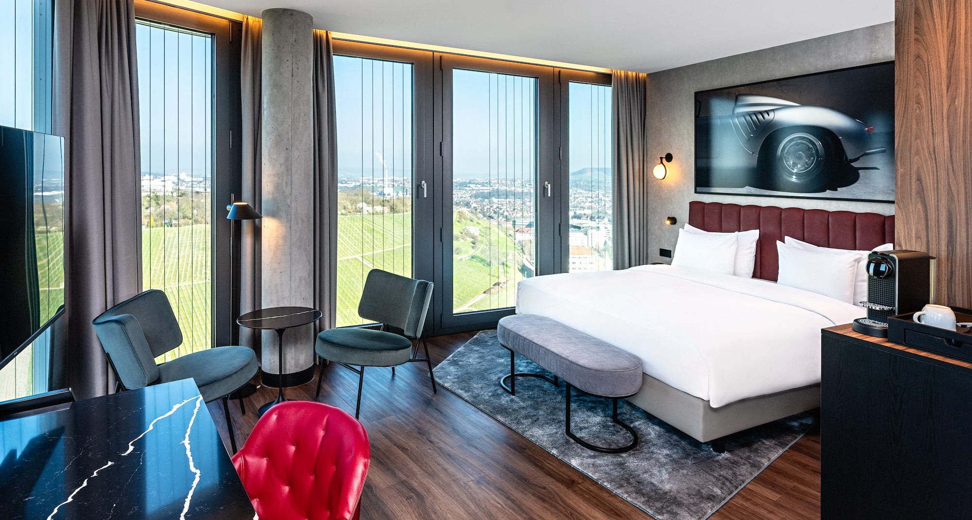Erleben Sie das Radisson Blu Hotel at Porsche Design Tower Stuttgart