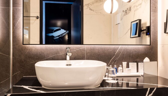 Erleben Sie das Radisson Blu Hotel at Porsche Design Tower Stuttgart