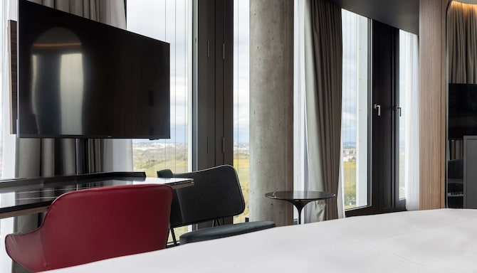 Erleben Sie das Radisson Blu Hotel at Porsche Design Tower Stuttgart