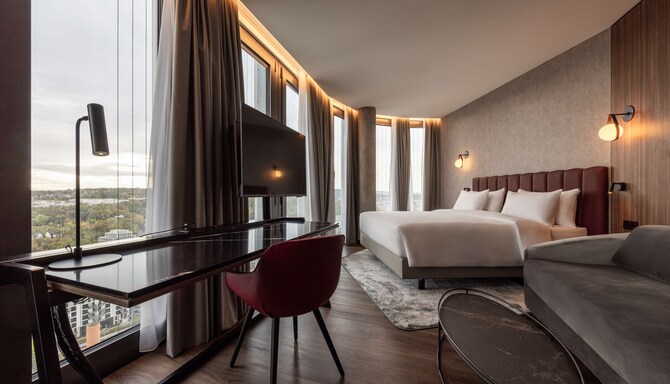 Erleben Sie das Radisson Blu Hotel at Porsche Design Tower Stuttgart