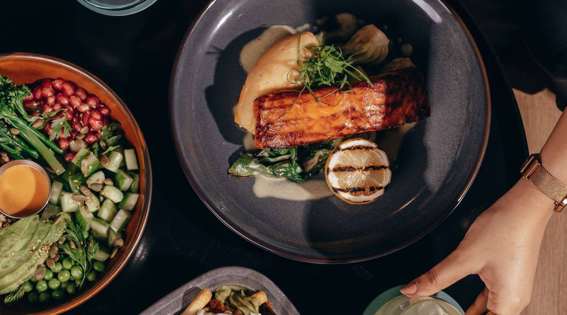 Бар Icon - лаундж-бар в Дубай Медиа-Сити | Radisson Blu Hotel