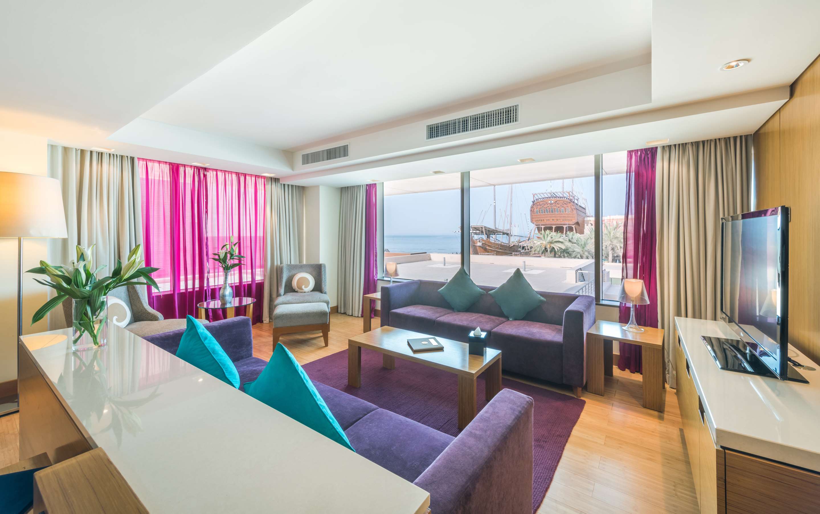 Hotel Rooms & Suites - Radisson Blu, Kuwait City
