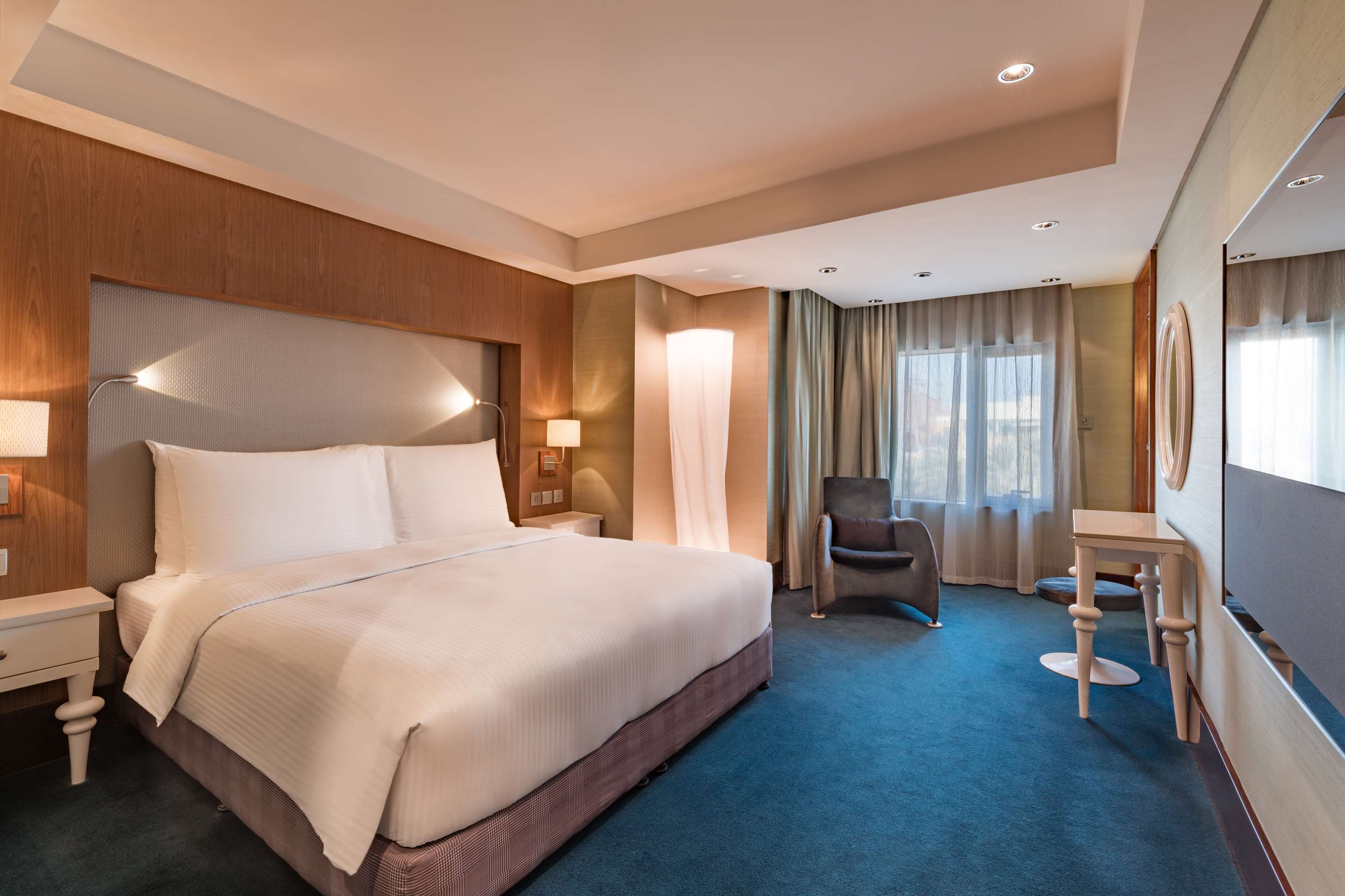 Hotel Rooms & Suites - Radisson Blu, Kuwait City