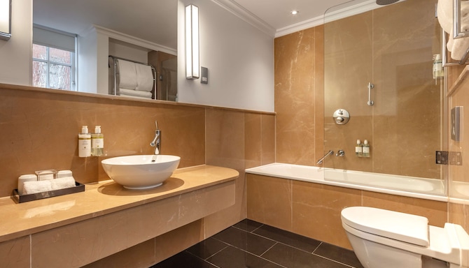 Luxury rooms and suites at Radisson Blu Hotel, London Bloomsbury