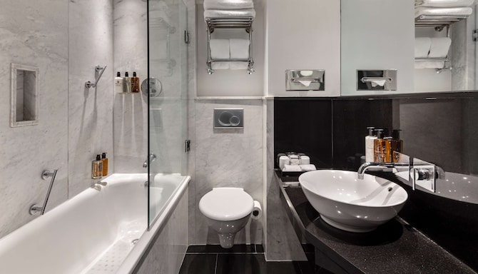Book 4* Radisson Blu Bond Street Hotel, London on Oxford Street
