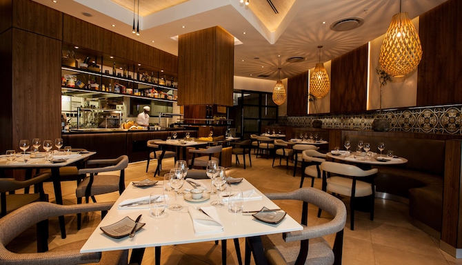 Azul Restaurant in Maputo | Radisson Blu Hotel & Residence