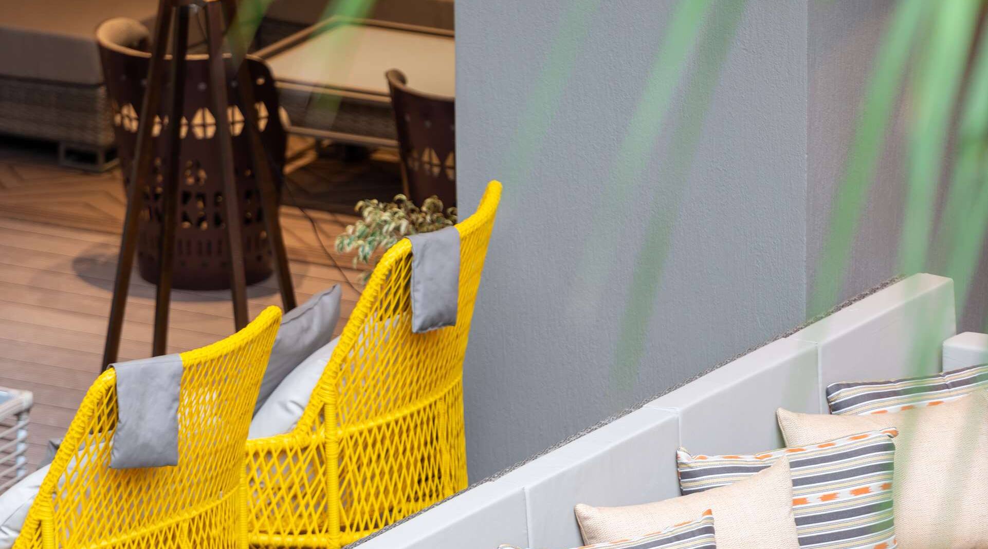 Visit the Infinity Pool Bar & Restaurant | Radisson Hotels