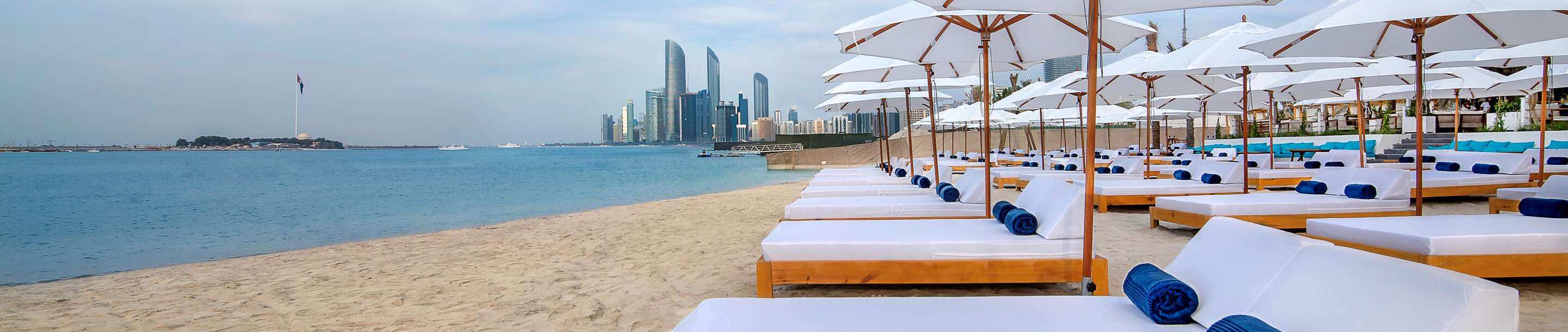 Enjoy refreshing drinks and snacks at our Escape pool bar | Radisson Blu