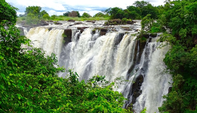 Explore Mosi-Oa-Tunya’s natural wonders | Radisson Hotels