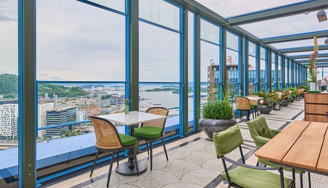 Profitez d'un cocktail ou d'un délicieux repas à The Top Terrace ...