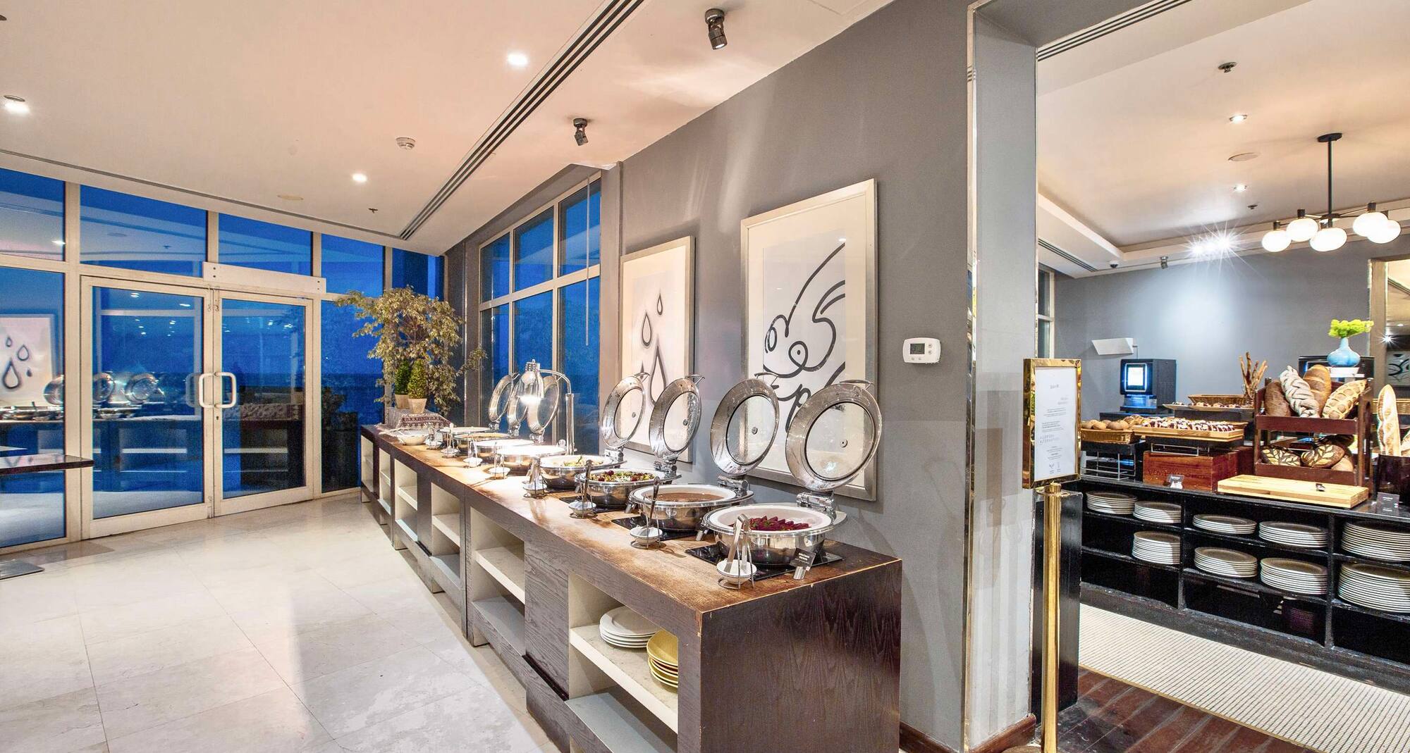 Try our buffet in Fujairah - Book Now | Radisson Blu