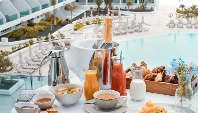 Discover our diverse dining and vibrant bars | Radisson Hotels