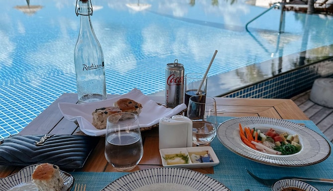 Eats & Beats Pool Bar | Radisson Blu Resort, Maldives