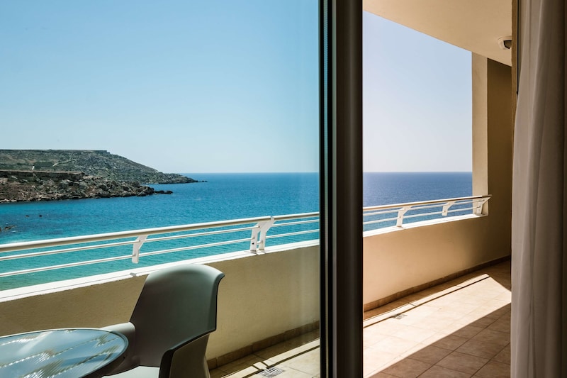 Hotel Rooms & Suites - Radisson Blu, Malta Golden Sands