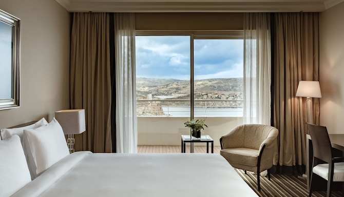 Hotel Rooms & Suites - Radisson Blu, Malta Golden Sands