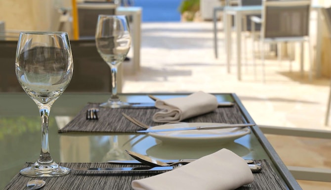 Discover a fine buffet dining experience at Flavours | Radisson Hotels