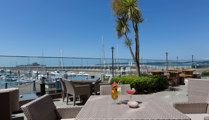 The Waterfront Bar | Radisson Blu Waterfront Hotel, Jersey