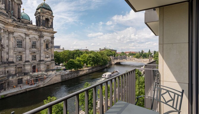 Elegant rooms and suites in Berlin city center | Radisson Hotels