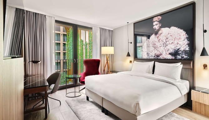 Elegant rooms and suites in Berlin city center | Radisson Hotels