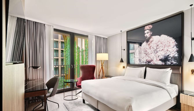 Elegant rooms and suites in Berlin city center | Radisson Hotels