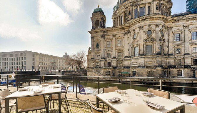 Erfreuen Sie sich an griechisch inspirierten Cocktails und Gerichten im ...