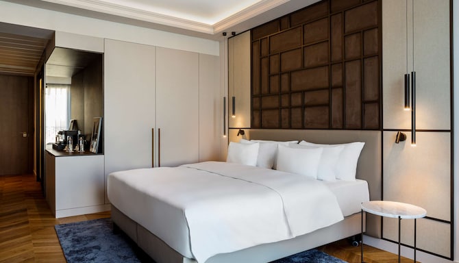 Book beautiful rooms and suites in Seville | Radisson Collection