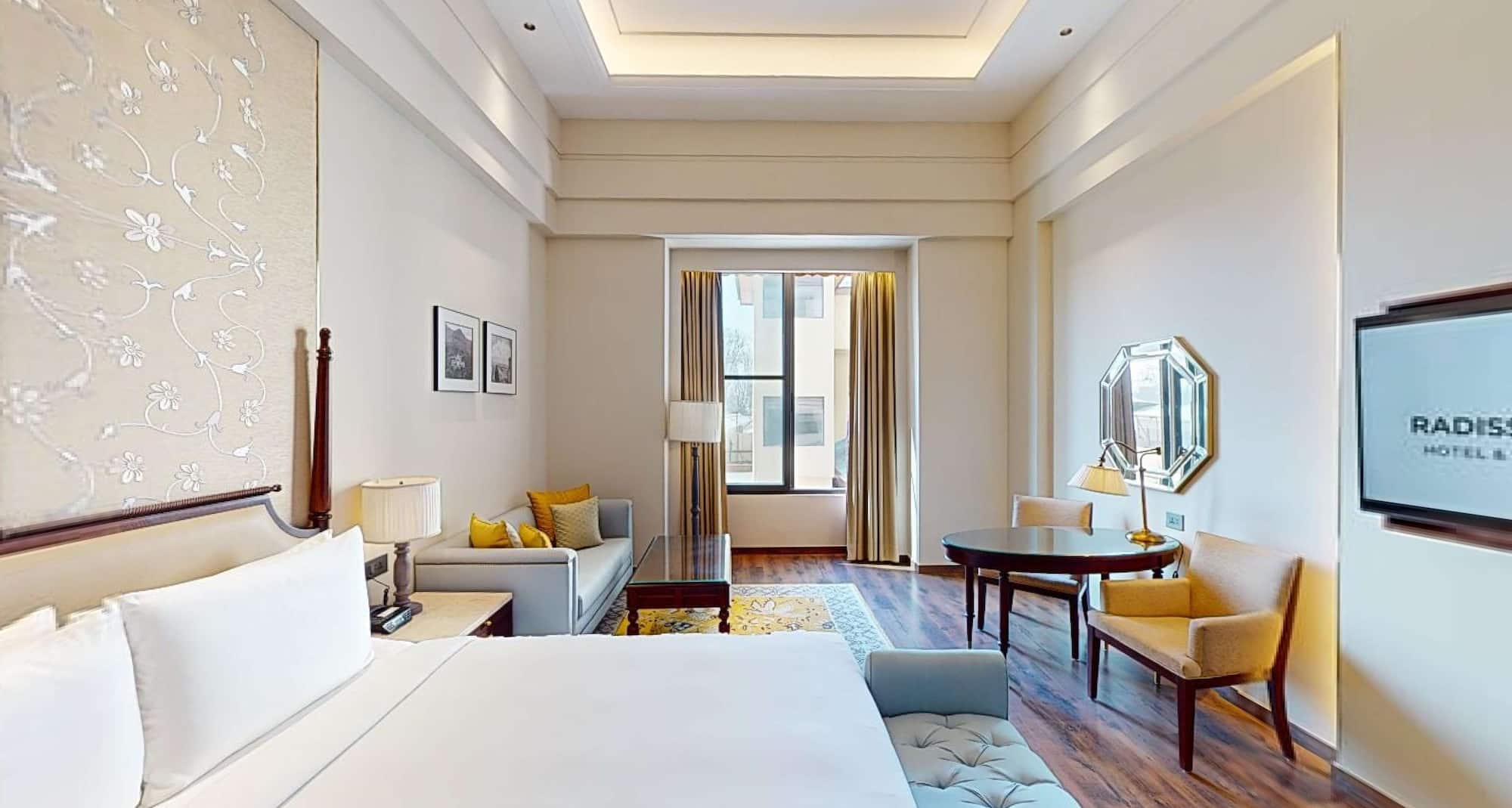 Discover elegant rooms and suites in Srinagar | Radisson Hotels