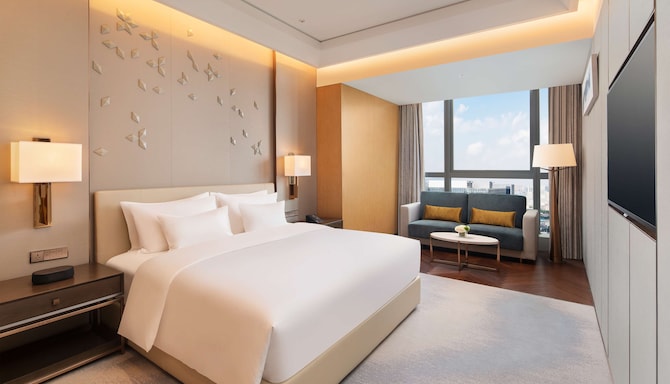 Book our contemporary rooms and suites in Wuxi | Radisson Hotels