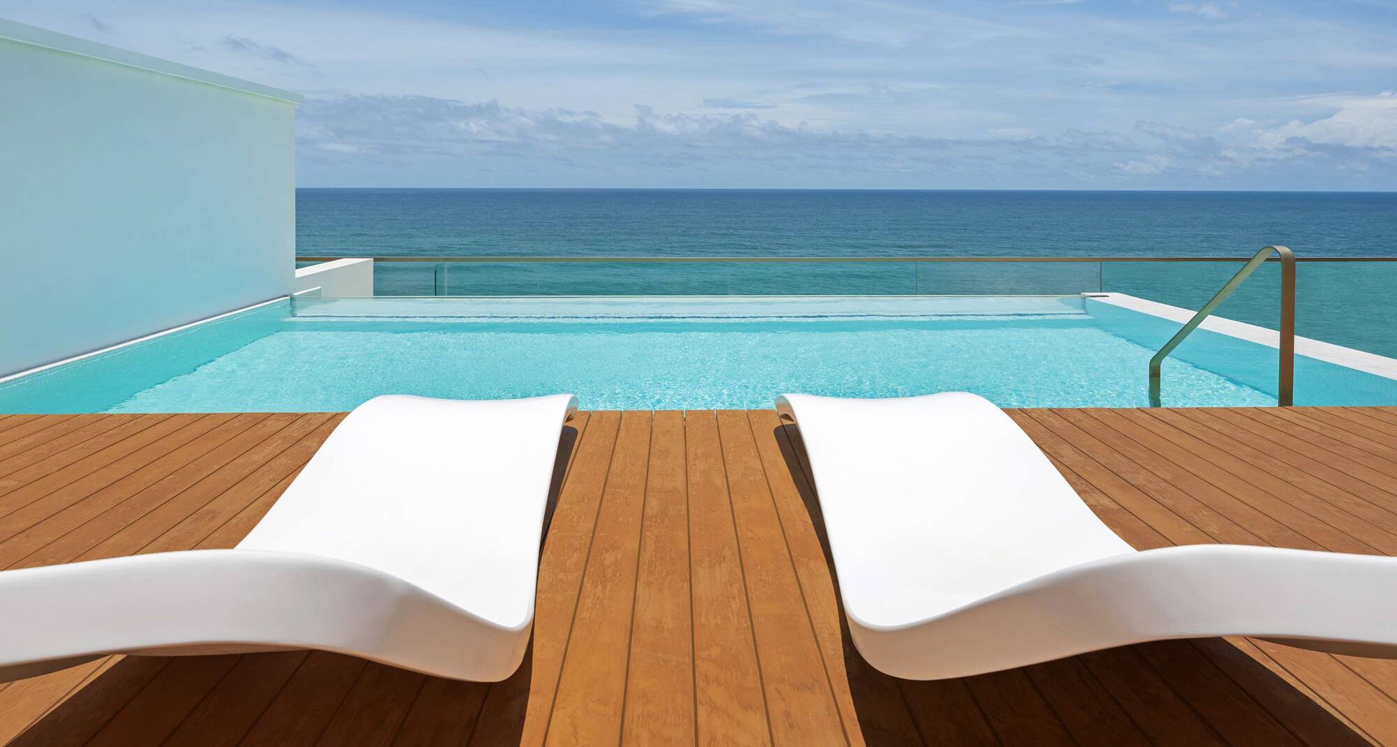 Appreciate stylish rooms with stunning coastal views | Radisson Hotels