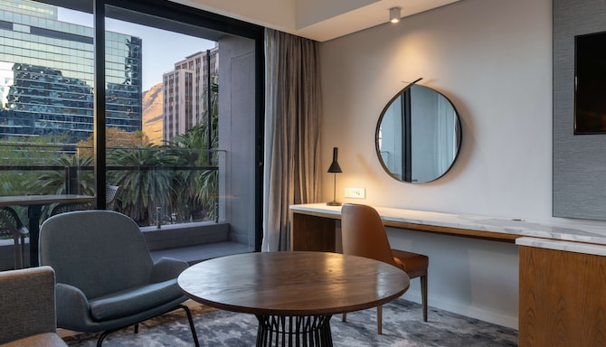 Relaxing rooms & suites | Radisson Hotel Cape Town Foreshore