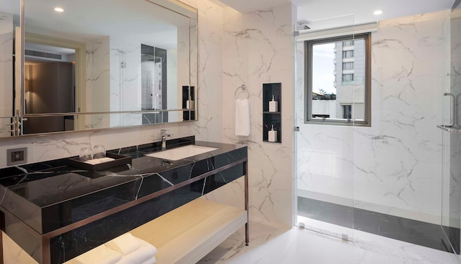 Classic rooms and suites | Radisson Hotel Chateau de Bangkok