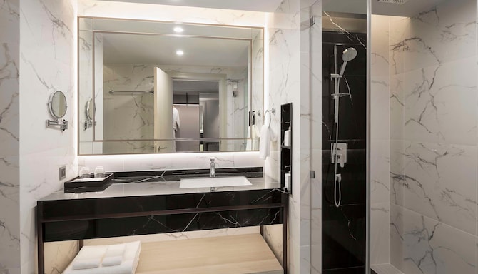 Classic rooms and suites | Radisson Hotel Chateau de Bangkok