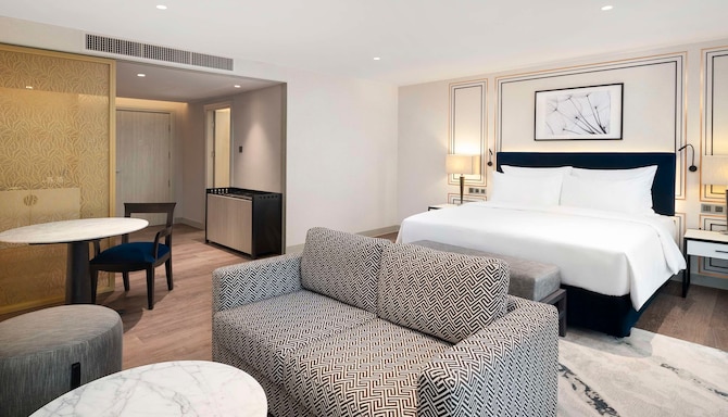 Classic rooms and suites | Radisson Hotel Chateau de Bangkok