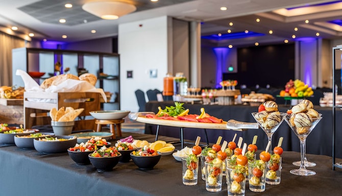 London Heathrow Meeting & Events Dining options | Radisson RED