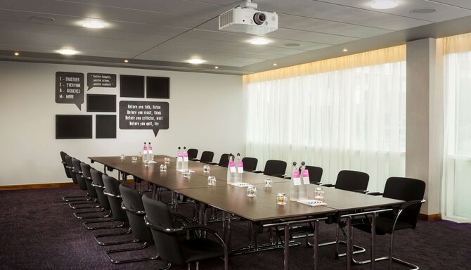 Book Now for Meeting Rooms near Heathrow | Radisson RED