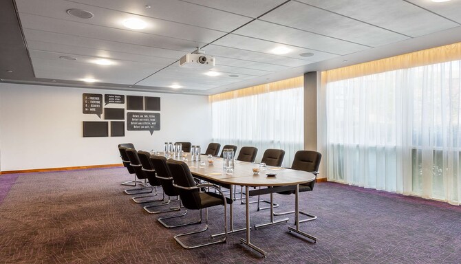 Book Now for Meeting Rooms near Heathrow | Radisson RED