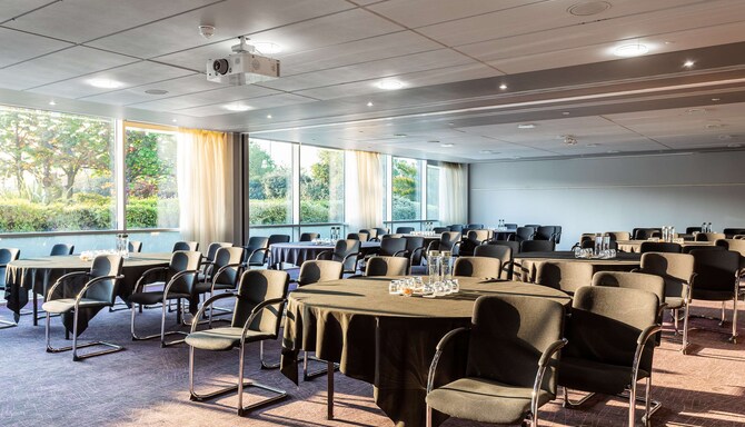 Book Now for Meeting Rooms near Heathrow | Radisson RED