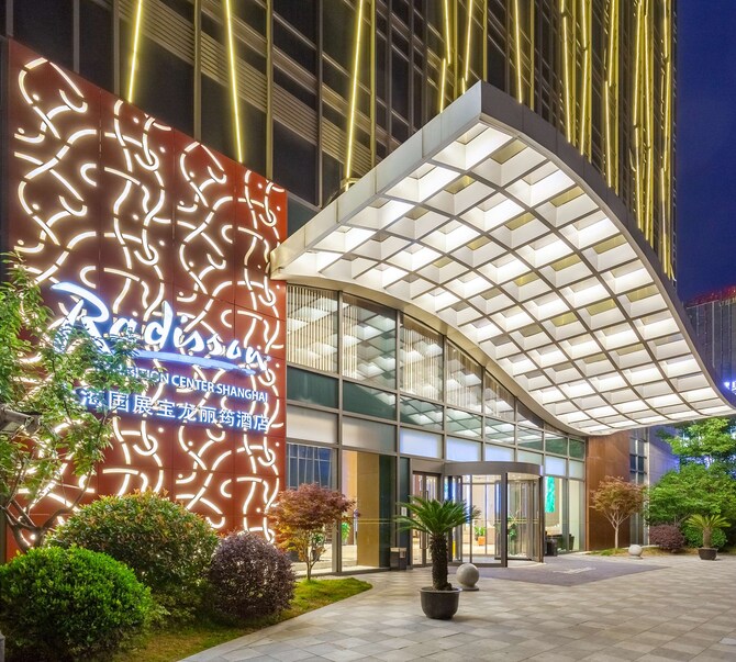Find Radisson Hotels near National Exhibition and Convention Center ...