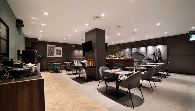 Enjoy authentic Mediterranean cuisine in Naples | Radisson Hotels