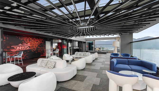 Feel-good vibes at BlackOut Rooftop bar | Radisson RED Danang