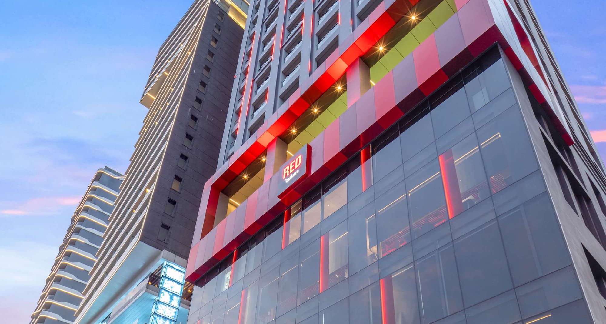 Tận hưởng cảm giác tràn đầy cảm hứng với RED tại Đà Nẵng, Việt Nam ...