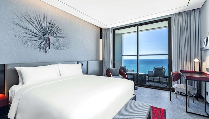 Inspiring rooms and suites with a modern twist | Radisson RED Danang