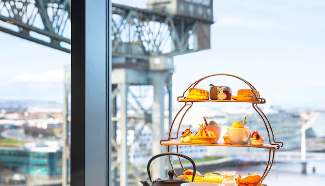 Book Now to Enjoy Our Cocktail Bar in Glasgow | Radisson RED